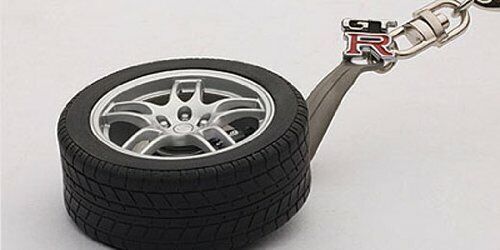 AUTOart Nissan Skyline GT-R (R33) Wheel key chain with GT-R emblem ...